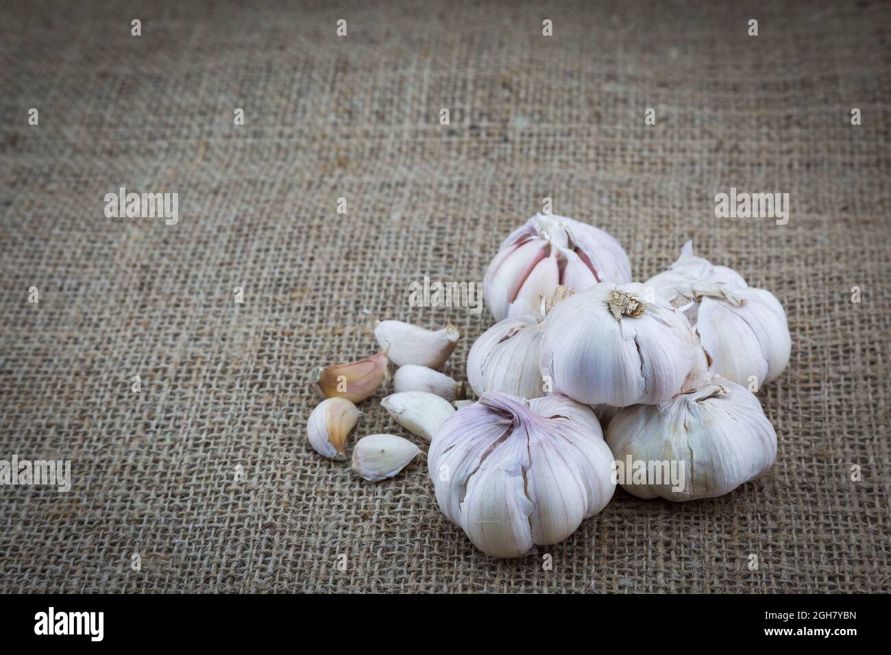 garlic on sackcloth background Stock Photo - Alamy