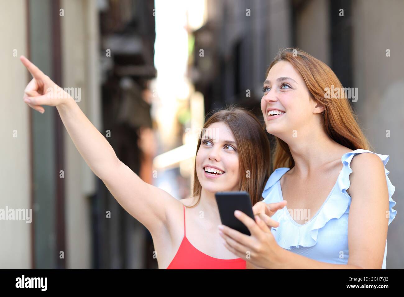 Group of girls laughing pointing hi-res stock photography and images ...