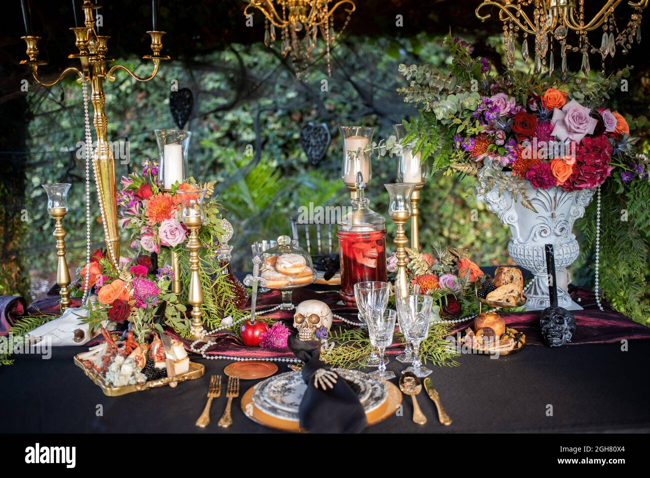 Festive halloween table setting hi-res stock photography and images - Alamy