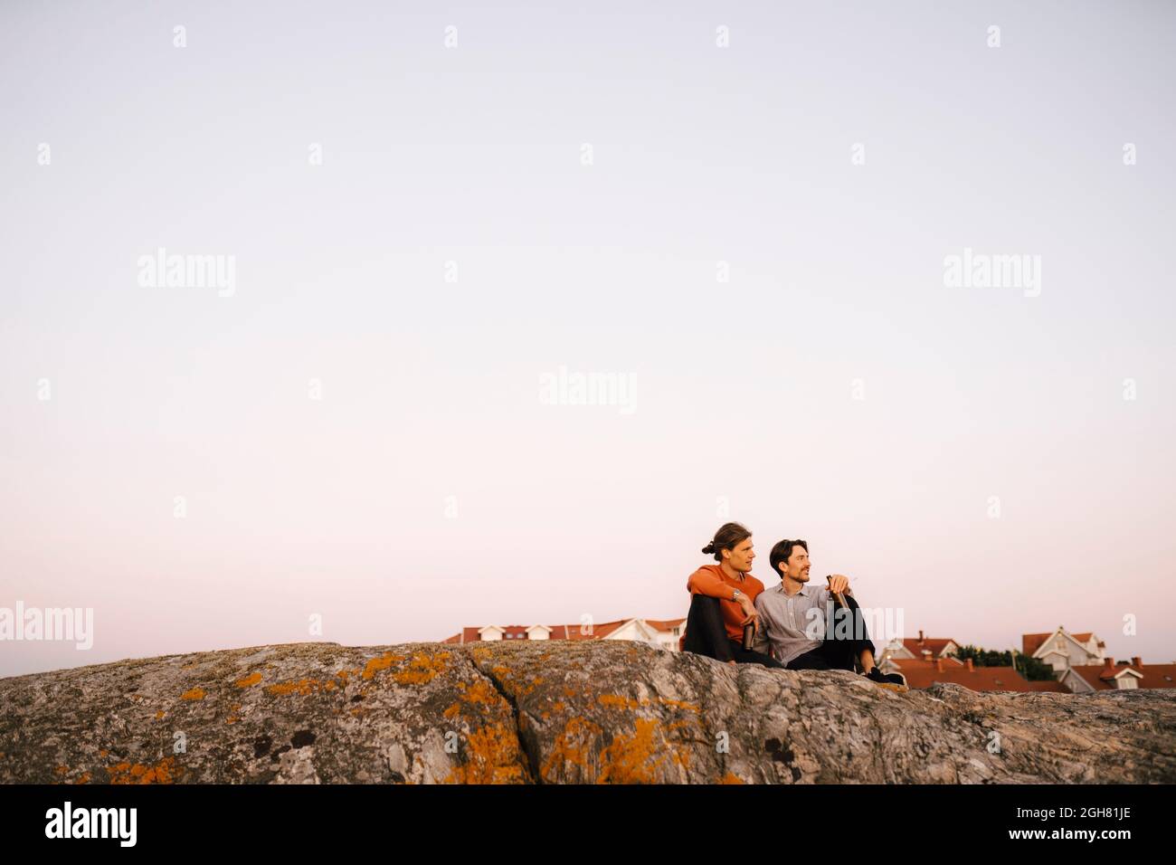 Couples sitting on rock hi-res stock photography and images - Alamy