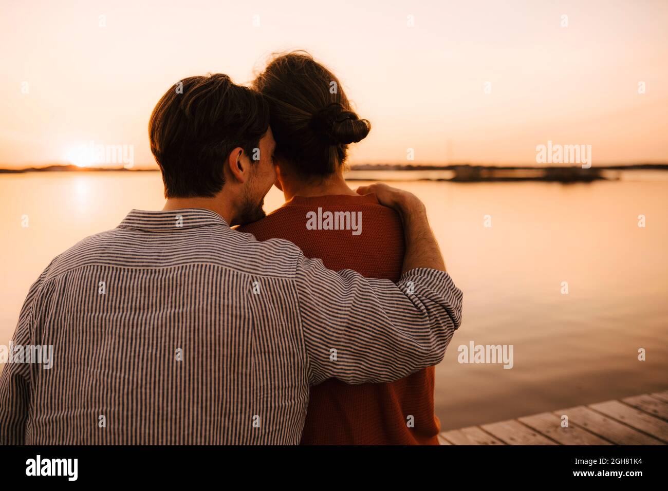 Gay couple men rear view hi-res stock photography and images - Alamy