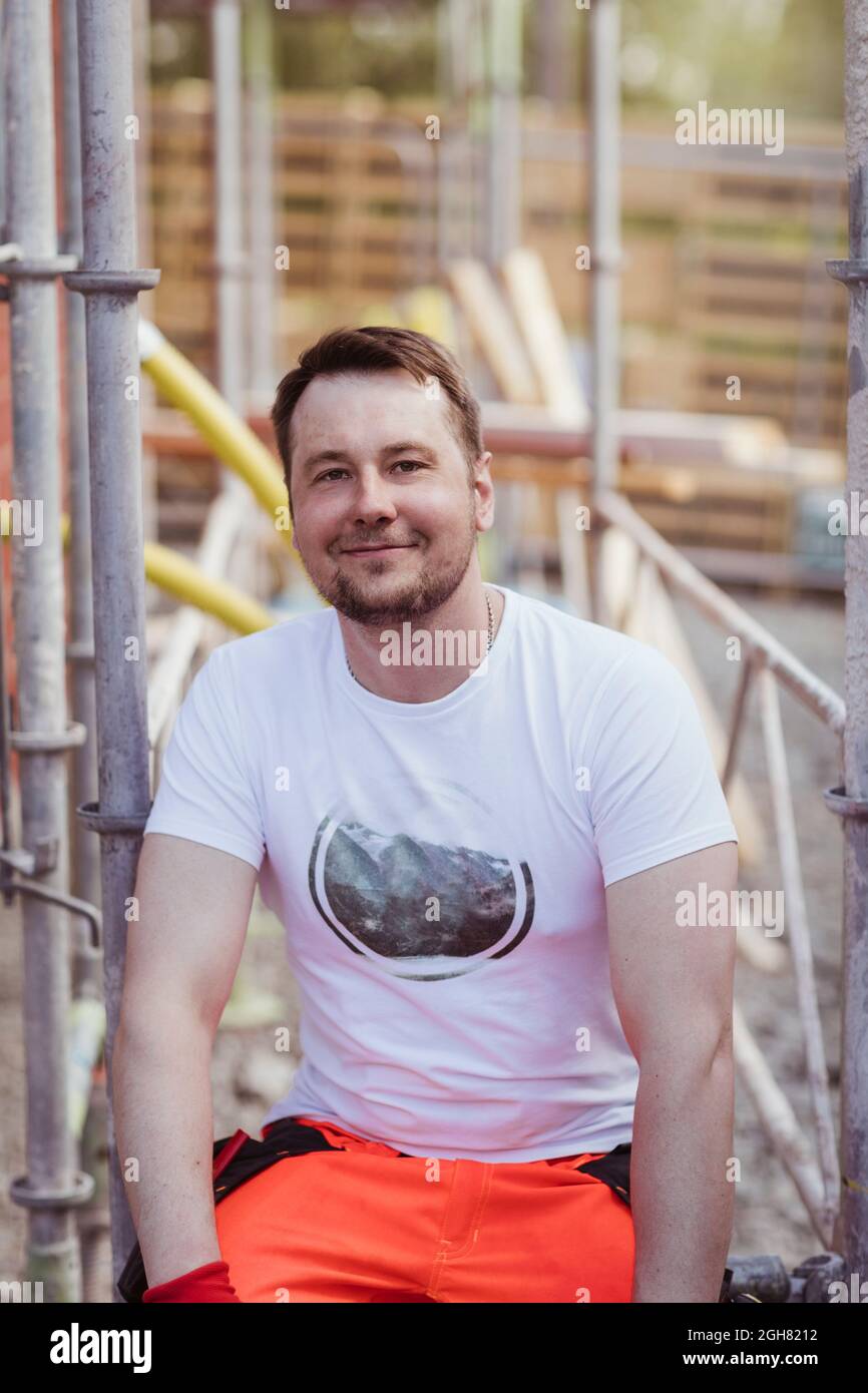Worker sitting scaffolding hi-res stock photography and images - Alamy
