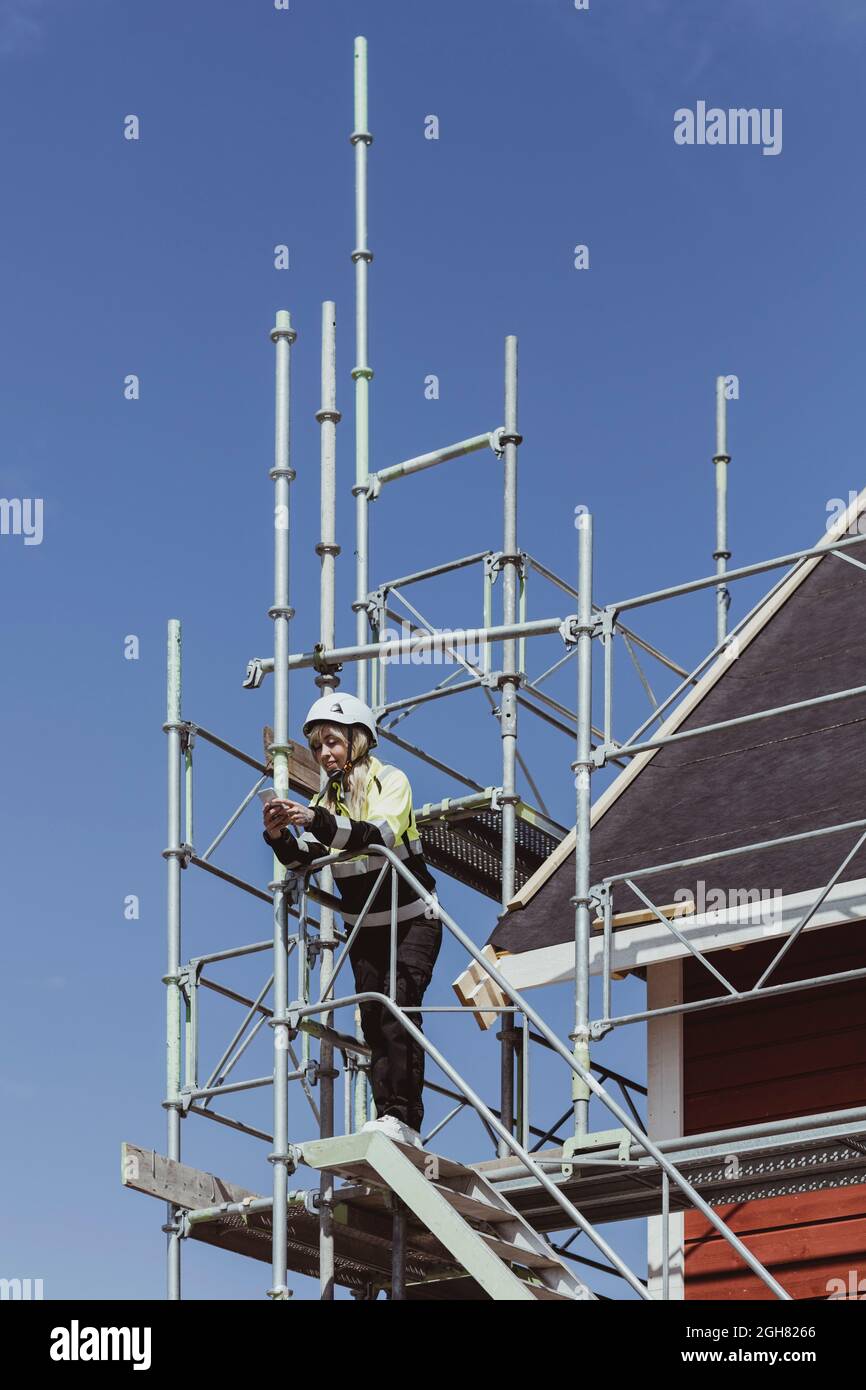 Working using scaffolding hi-res stock photography and images - Alamy