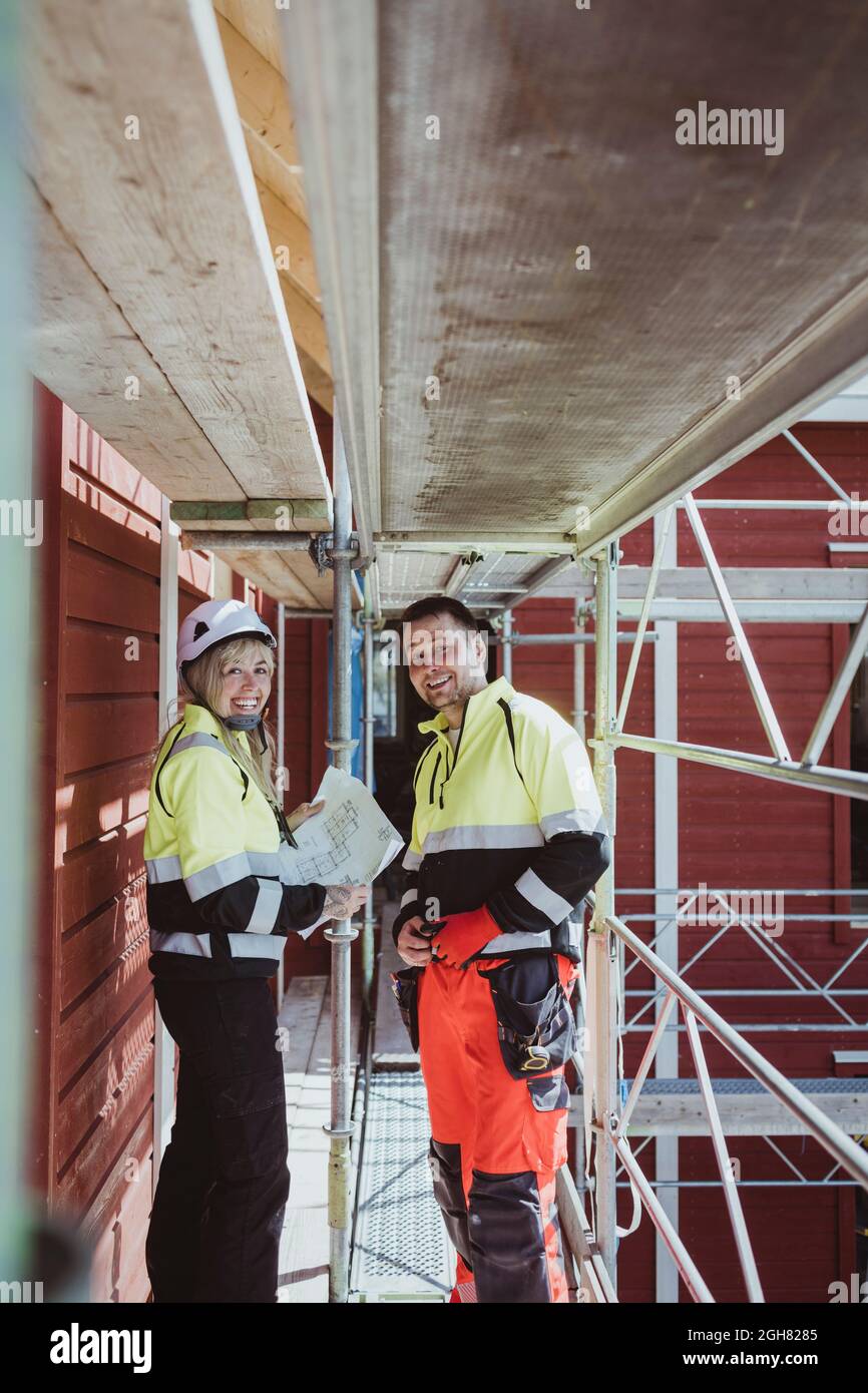 Construction worker scaffold women hi-res stock photography and images ...
