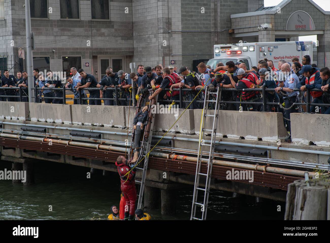 Fdny marine unit hi-res stock photography and images - Alamy