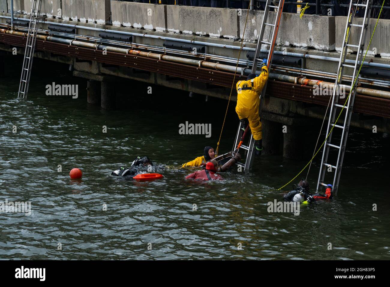 Fdny marine unit hi-res stock photography and images - Alamy