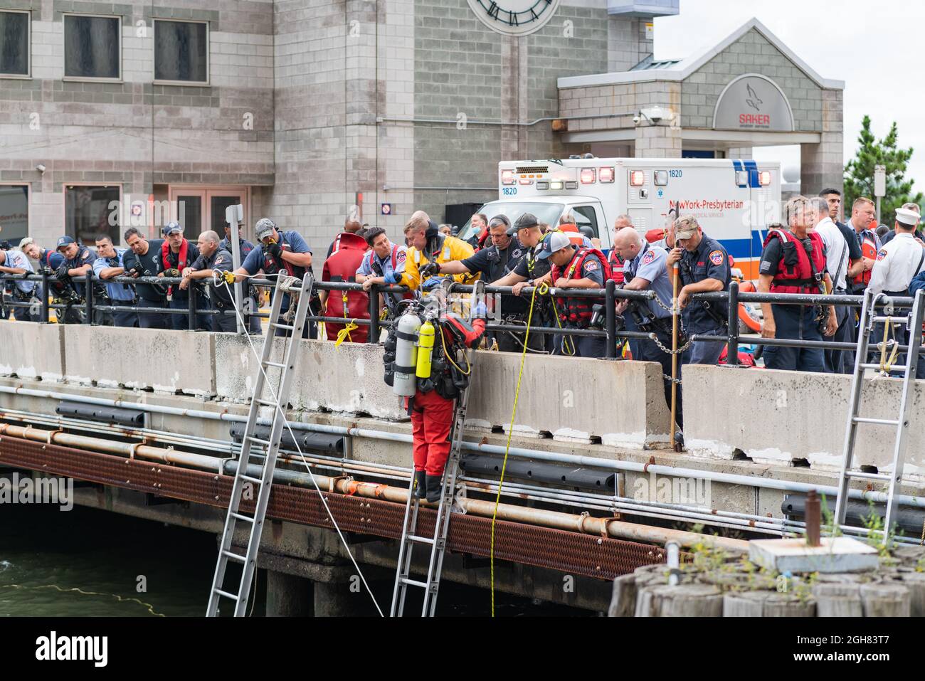 Fdny marine unit hi-res stock photography and images - Alamy