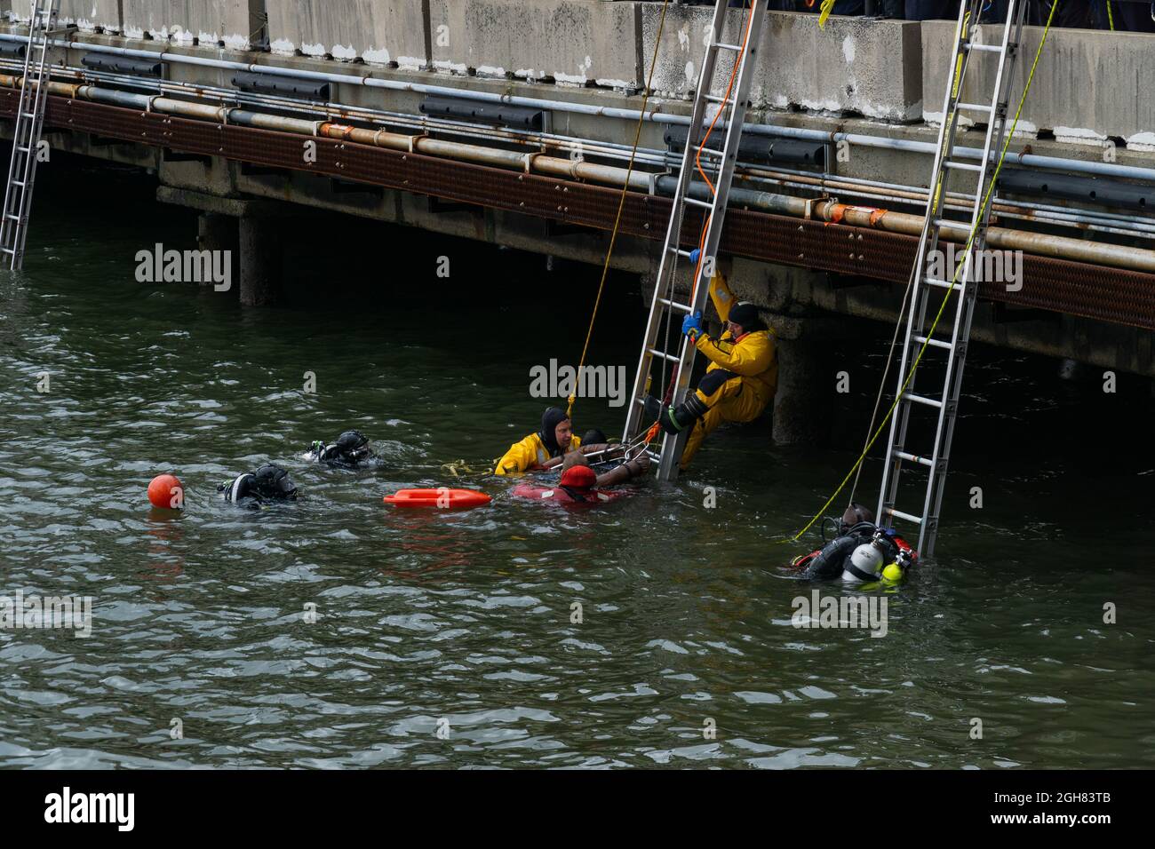 New York City, United States. 05th Sep, 2021. FDNY Marine Unit and NYPD ...