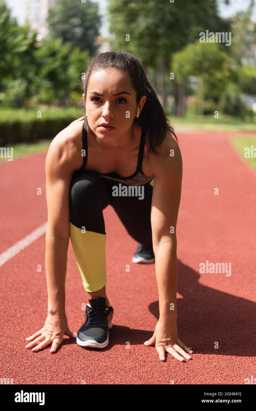 Runner in starting pose hi-res stock photography and images - Alamy