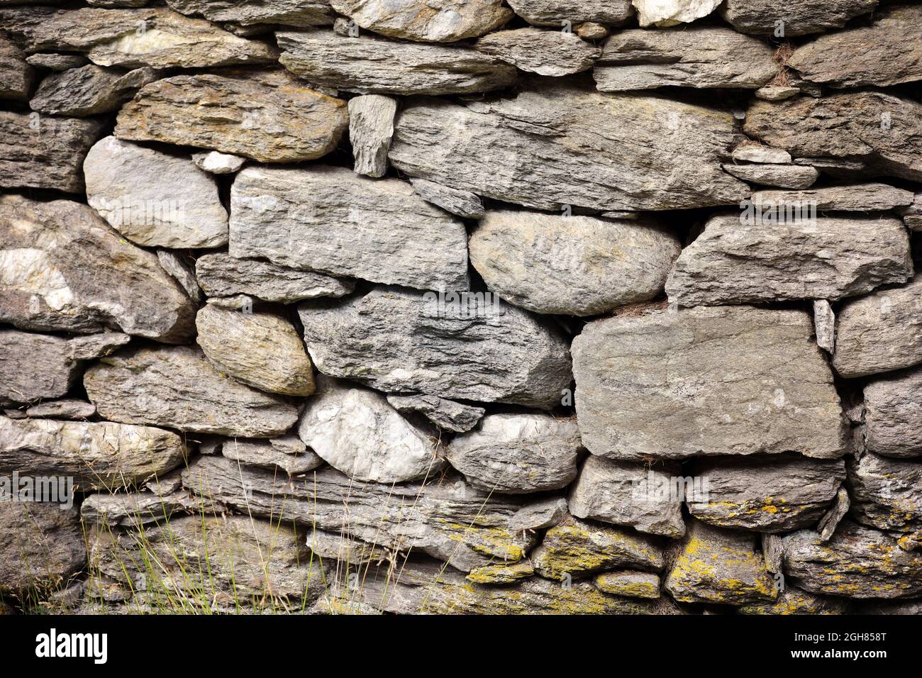 Natural stone wall in the countryside Stock Photo - Alamy