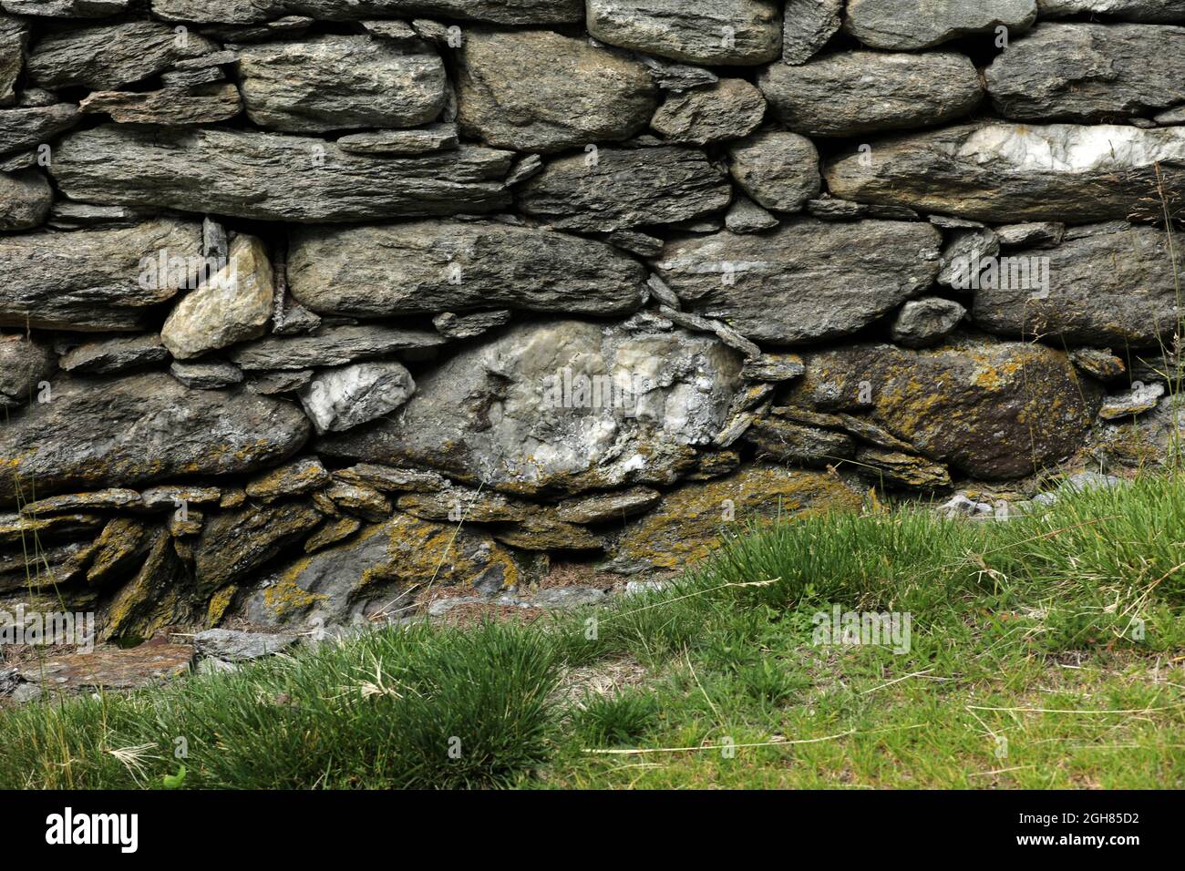 Natural stone wall in the countryside Stock Photo - Alamy