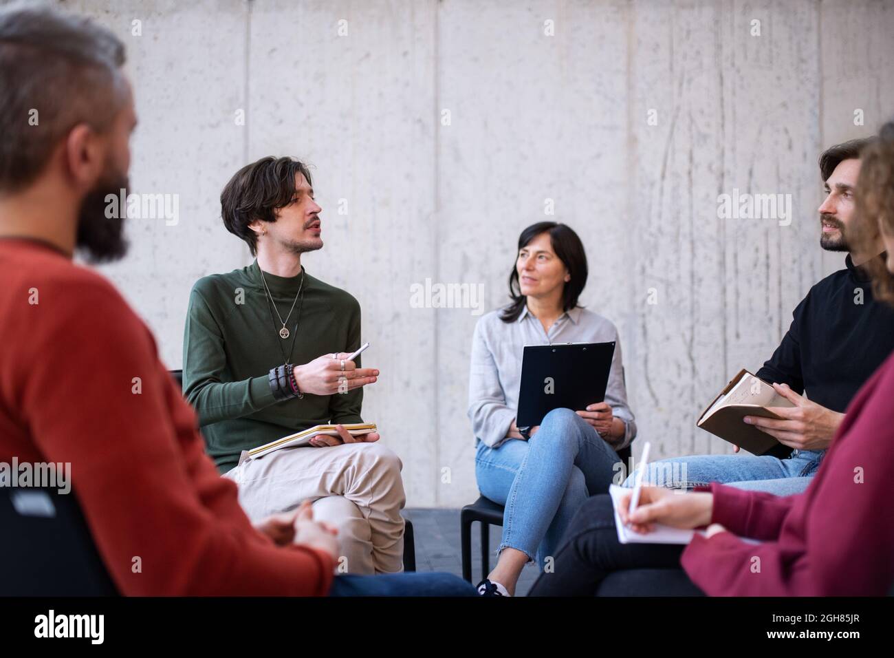 Talking circle hi-res stock photography and images - Alamy