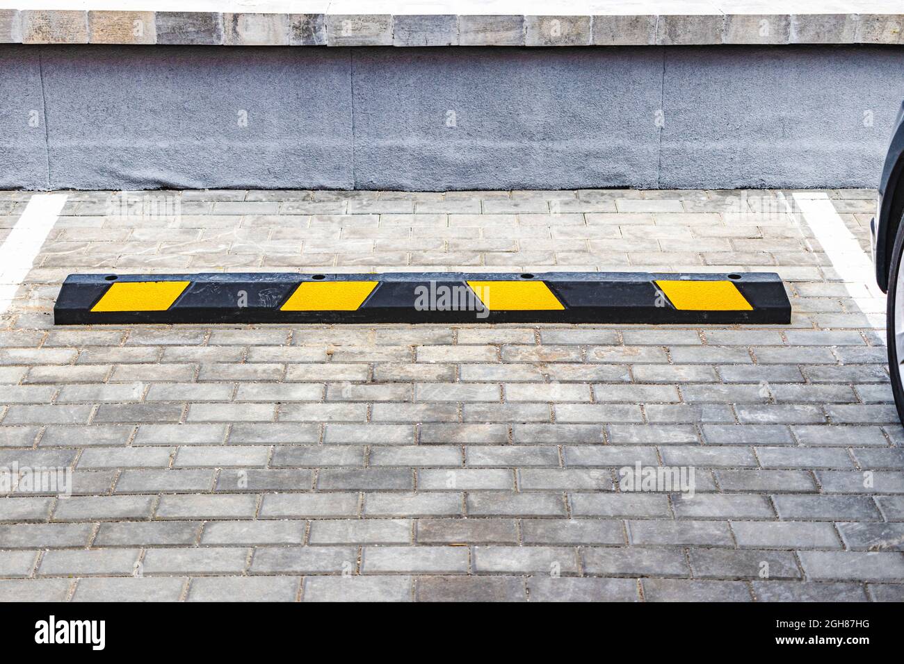 Concrete car stops hi-res stock photography and images - Alamy