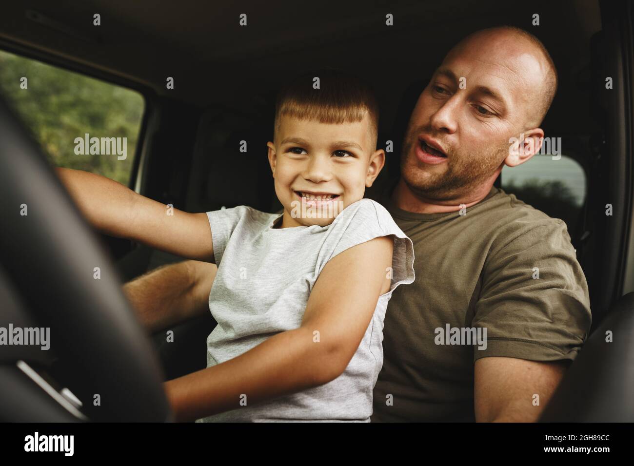 Father teaches little son to drive on road trip Stock Photo - Alamy