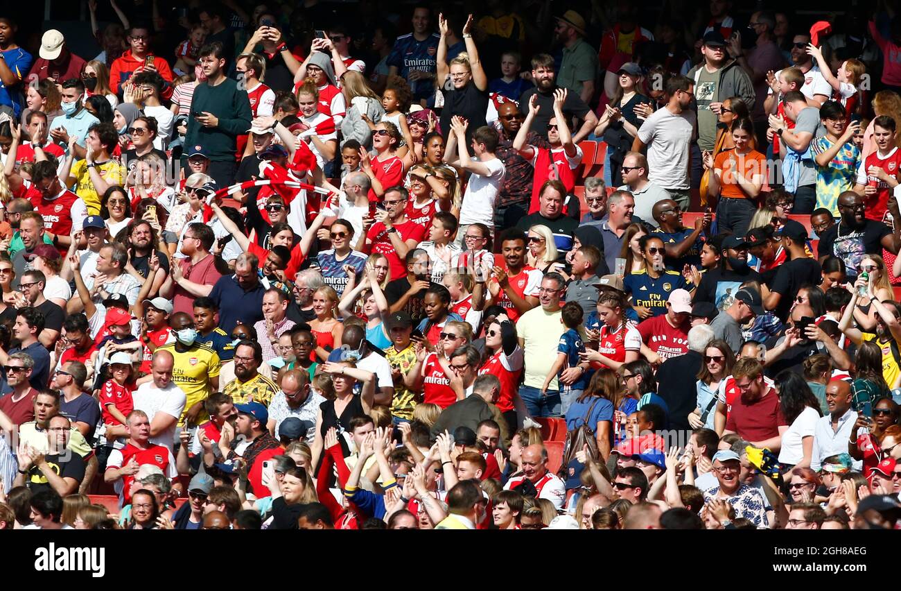 Arsenal fans hi-res stock photography and images - Alamy