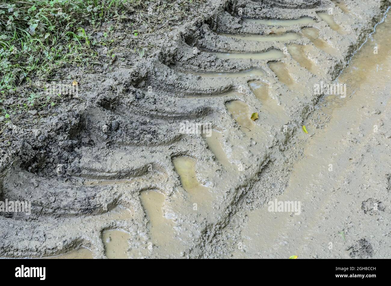 Tyre marks in soil hi-res stock photography and images - Alamy