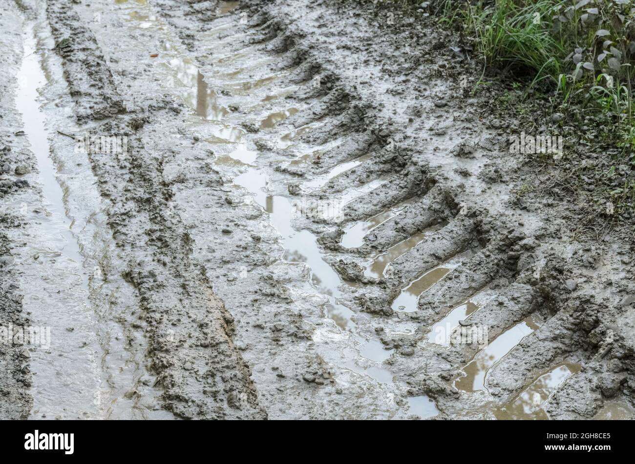 Tyre marks in soil hi-res stock photography and images - Alamy