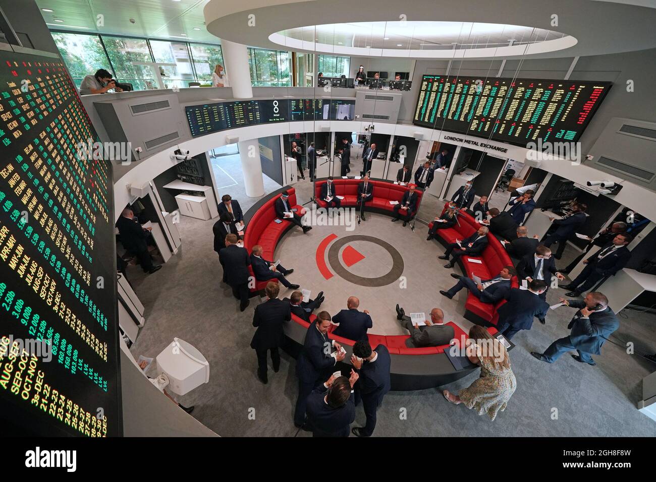 Traders in the Ring at the London Metal Exchange, in the City of London ...