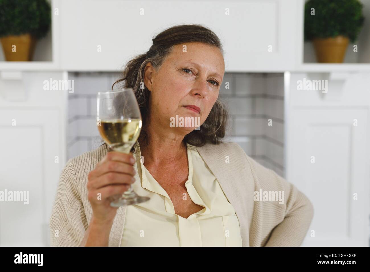 Modern glass house woman hi-res stock photography and images - Alamy