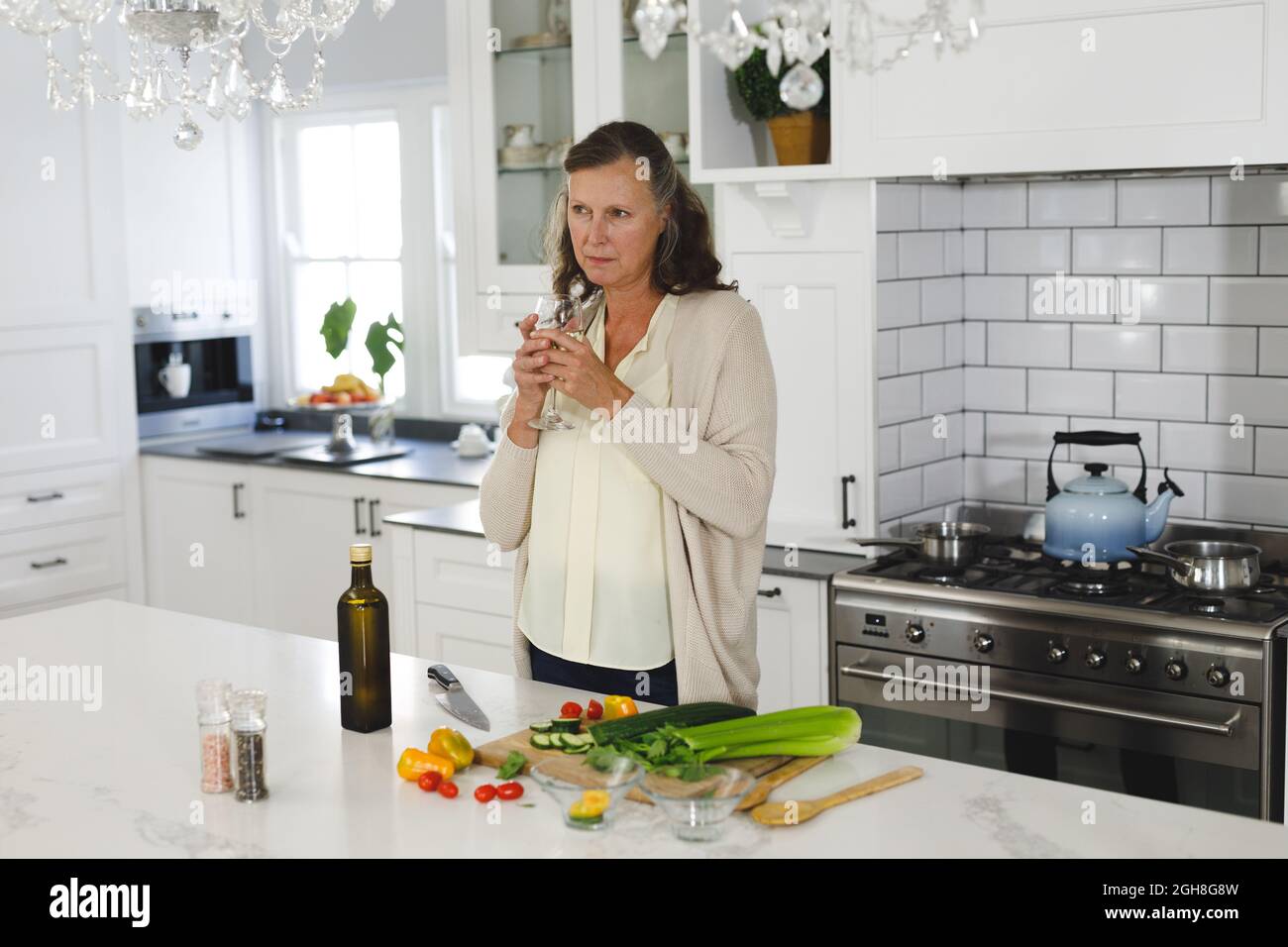 Modern glass house woman hi-res stock photography and images - Alamy