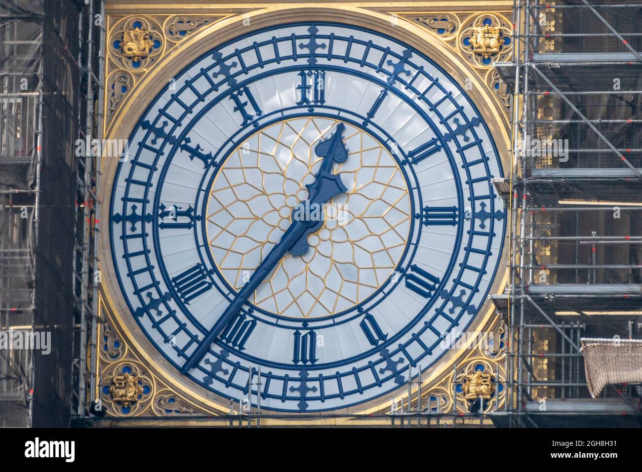 Carried out on face clock on elizabeth tower hi-res stock photography ...