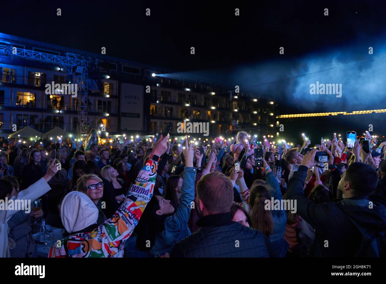 Crowd smartphone hi-res stock photography and images - Alamy