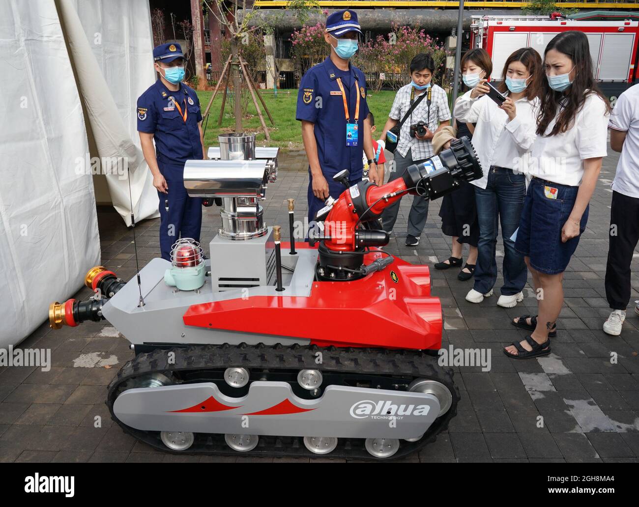 (210906) -- BEIJING, Sept. 6, 2021 (Xinhua) -- Firefighters introduce a ...