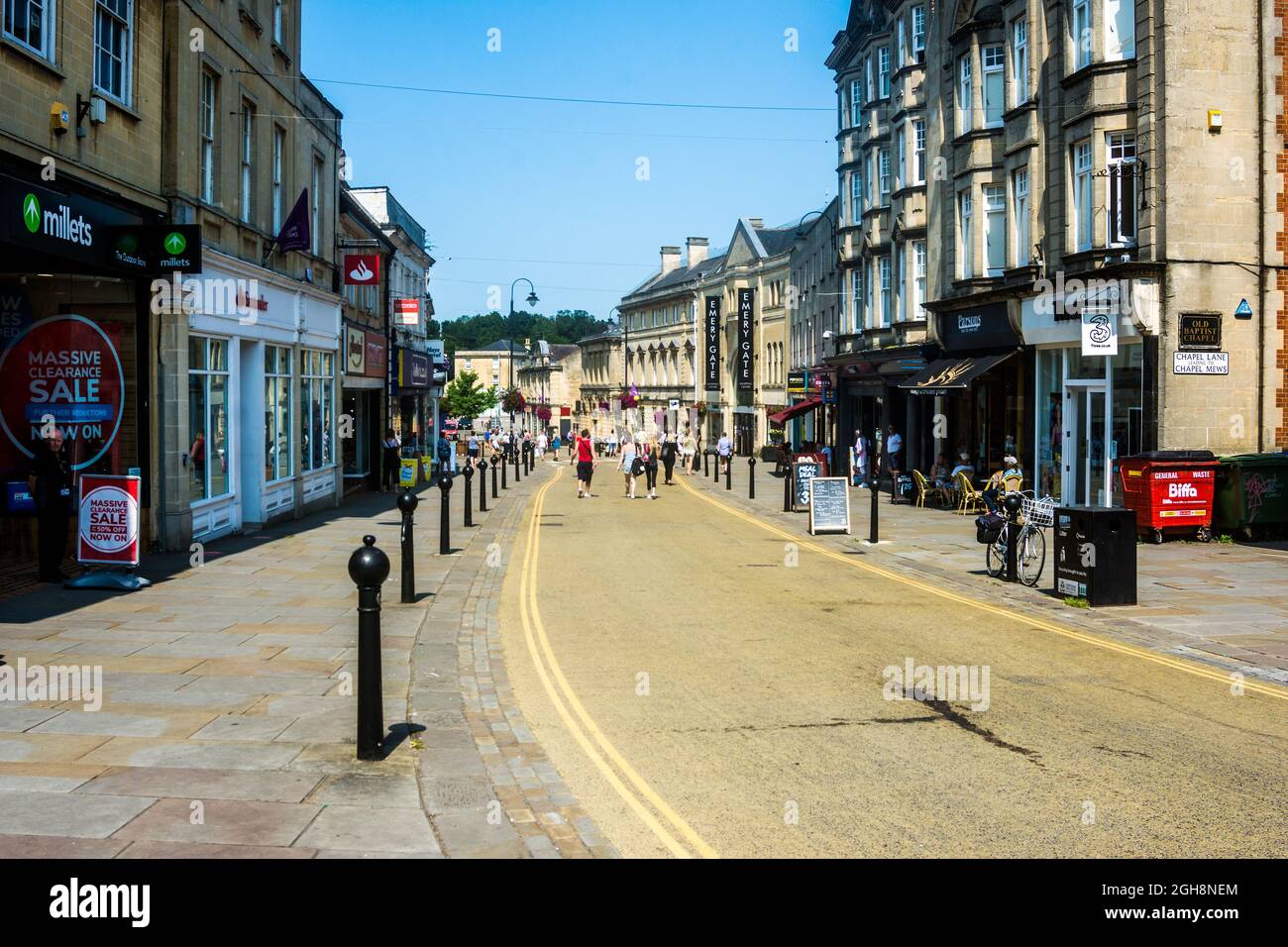 Shops in town centre of chippenham hi-res stock photography and images ...