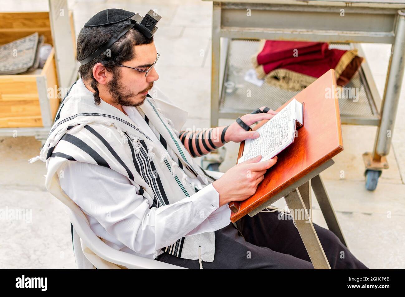 Jewish man wearing tallit tefillin hi-res stock photography and images ...