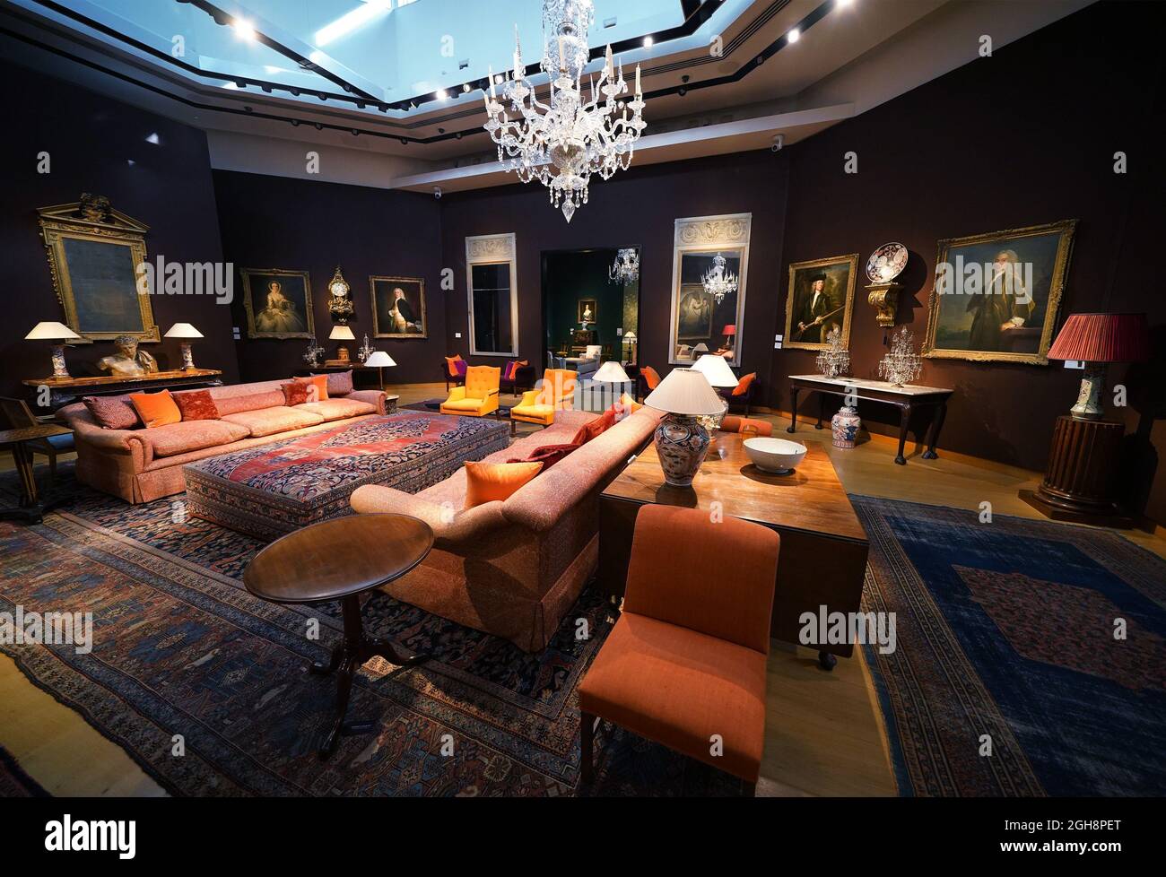 Full auction room hi-res stock photography and images - Alamy