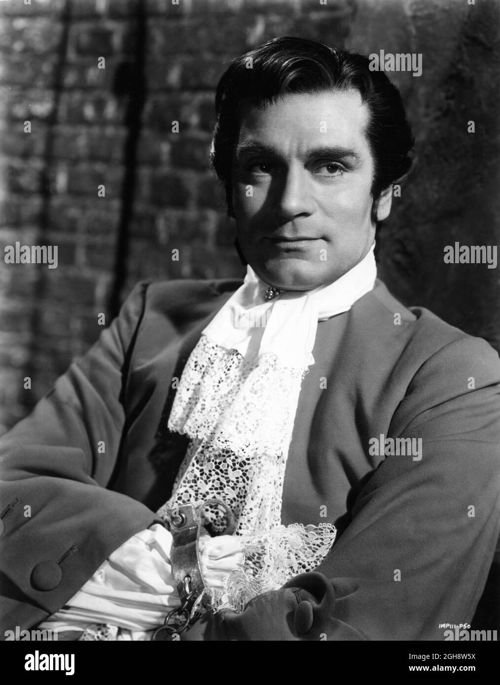 LAURENCE OLIVIER Portrait as Captain MacHeath in THE BEGGAR'S OPERA ...