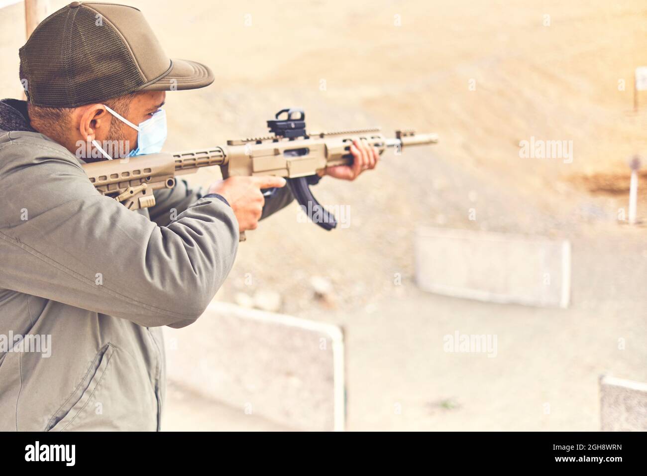 Man shooting rifle target hi-res stock photography and images - Alamy