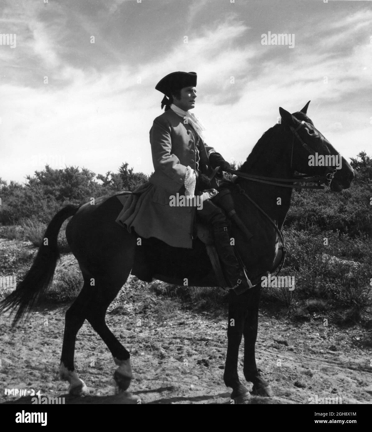 LAURENCE OLIVIER as Captain MacHeath on his horse in THE BEGGAR'S OPERA ...