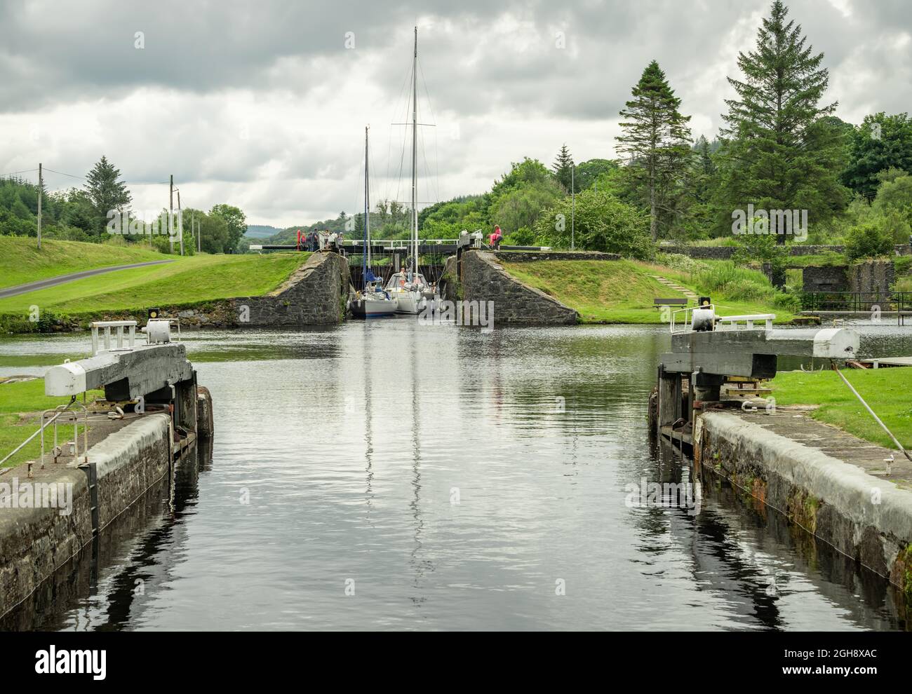 Lock gates and boats hi-res stock photography and images - Alamy