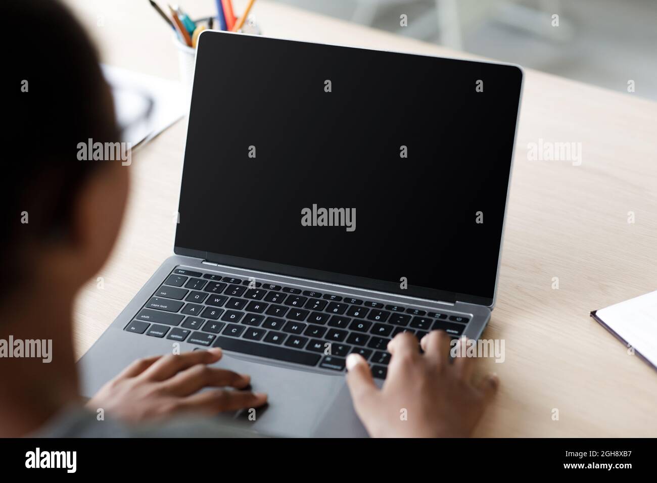 Teen typing hi-res stock photography and images - Alamy