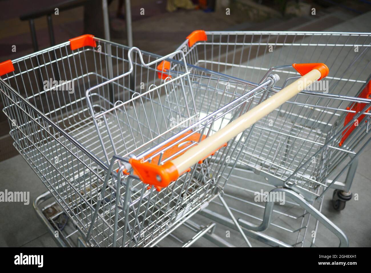 empty shopping trolley left outside of a market Stock Photo - Alamy