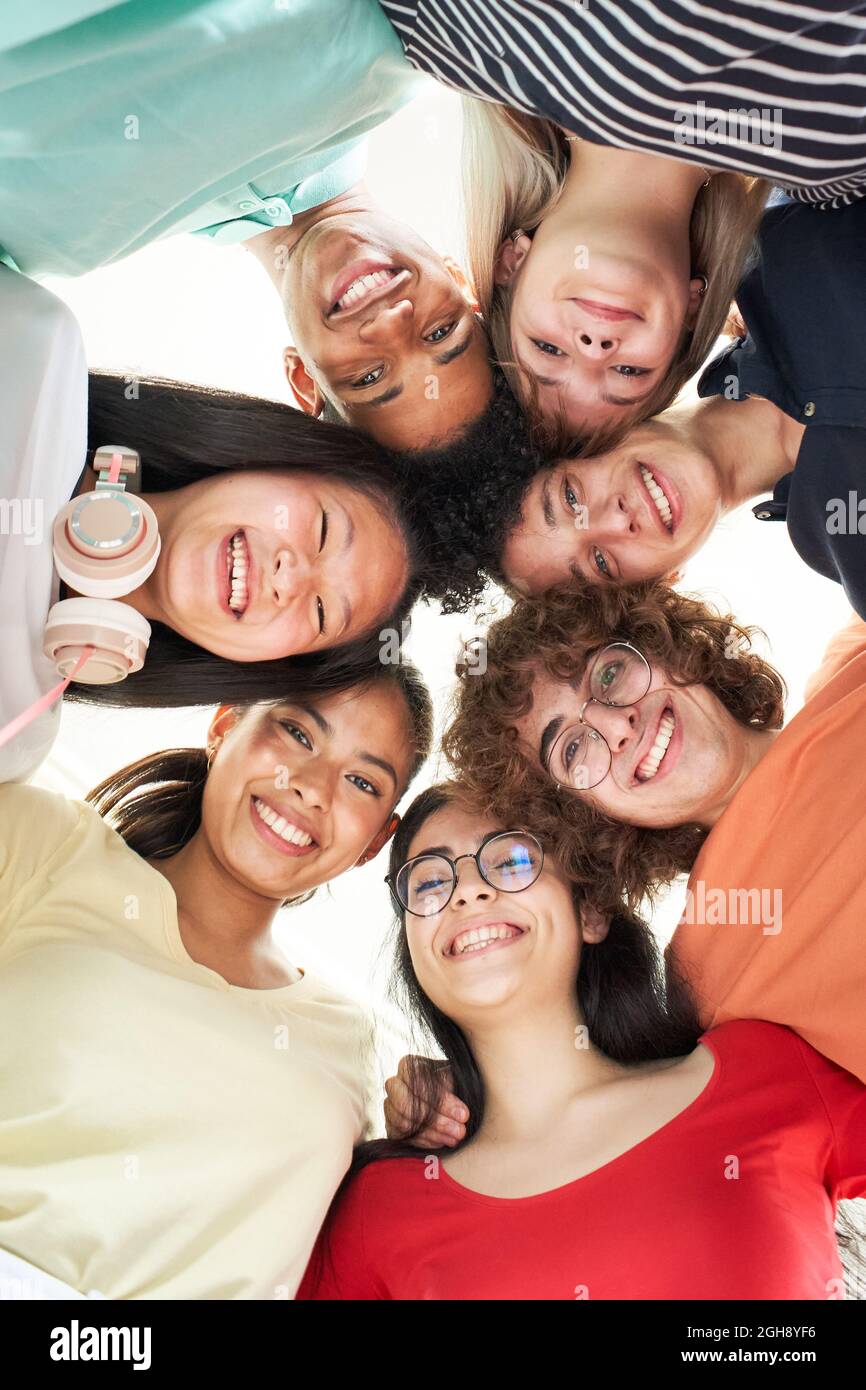 Group of teenagers looking at the camera and smiling hi-res stock photography and images - Alamy