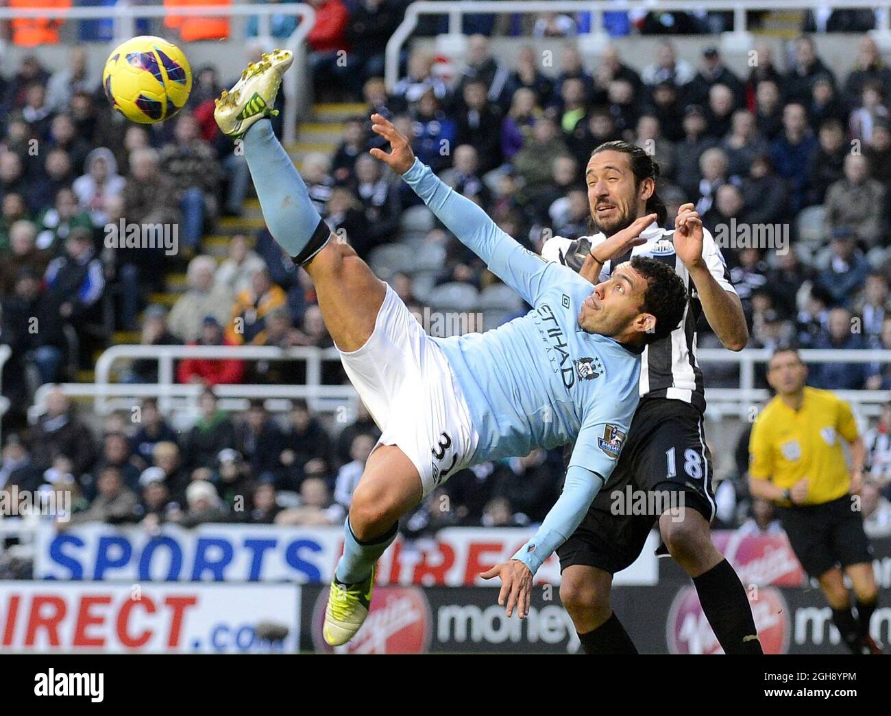 Tries an overhead kick hi-res stock photography and images - Alamy