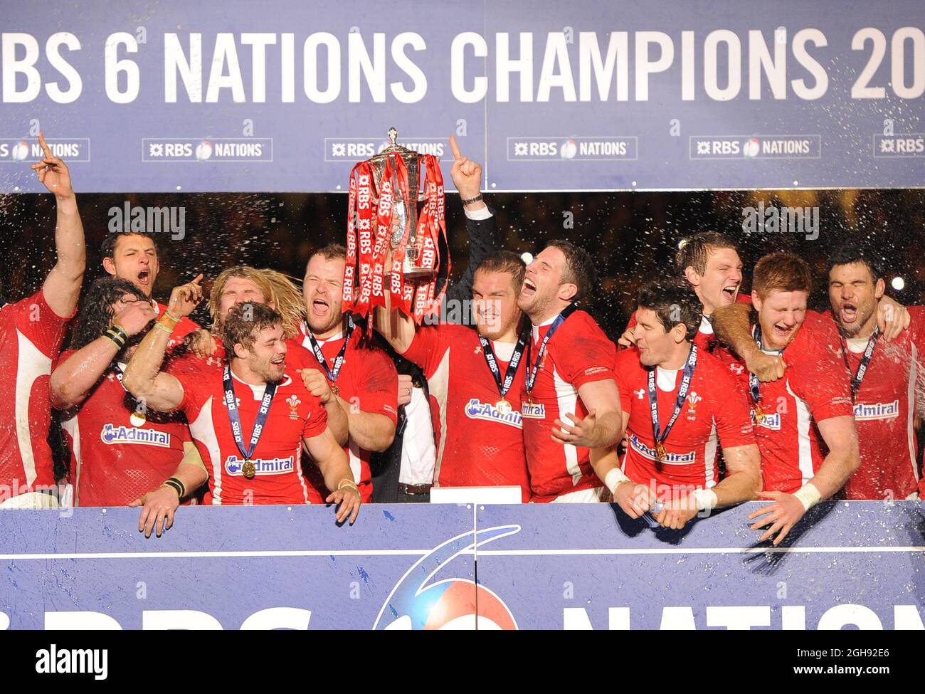 England rugby trophy lift hi-res stock photography and images - Alamy