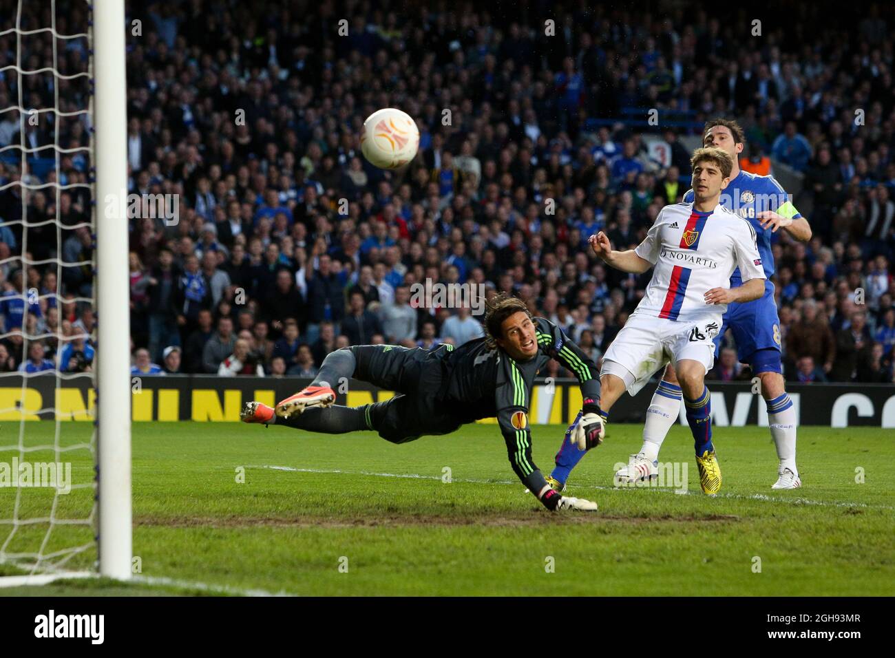 Frank Lampard of Chelsea hits the post while FC Basel's Yann Sommer ...