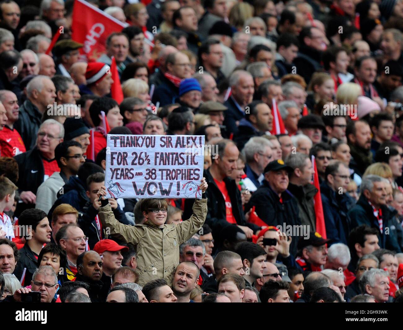 Old trafford fans cheer hi-res stock photography and images - Alamy