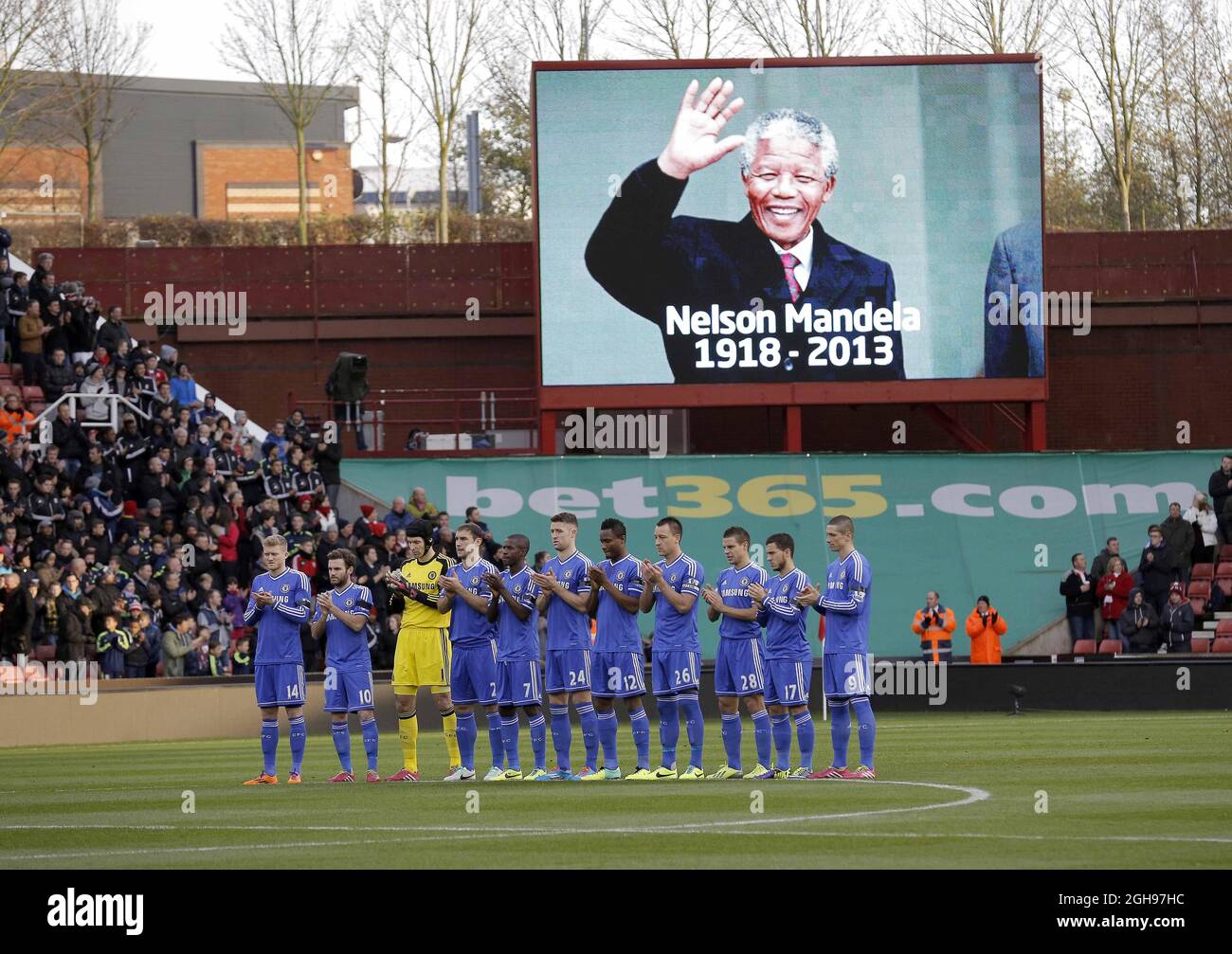 Soccer football full length applause hi-res stock photography and ...