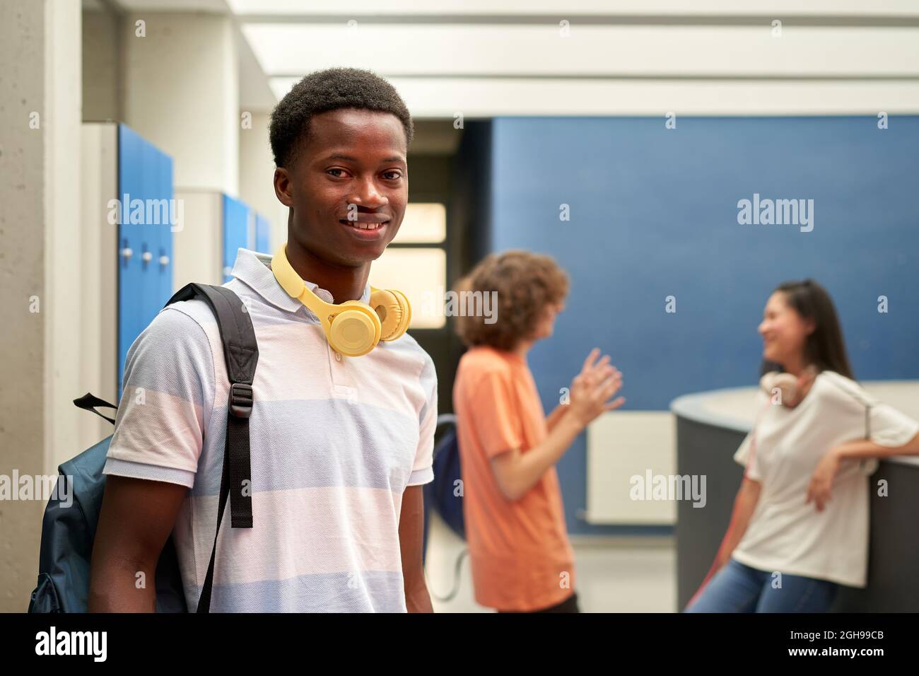 High school students hallway hi-res stock photography and images - Alamy