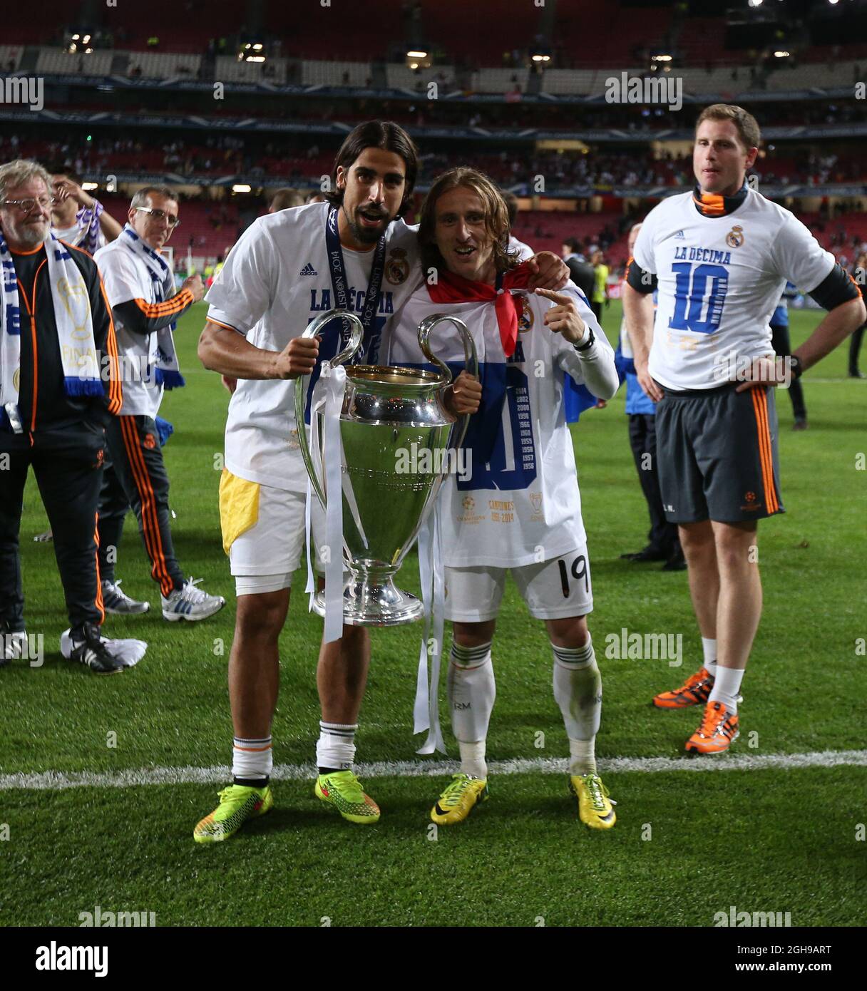 Modric champions league celebrating hi-res stock photography and images ...