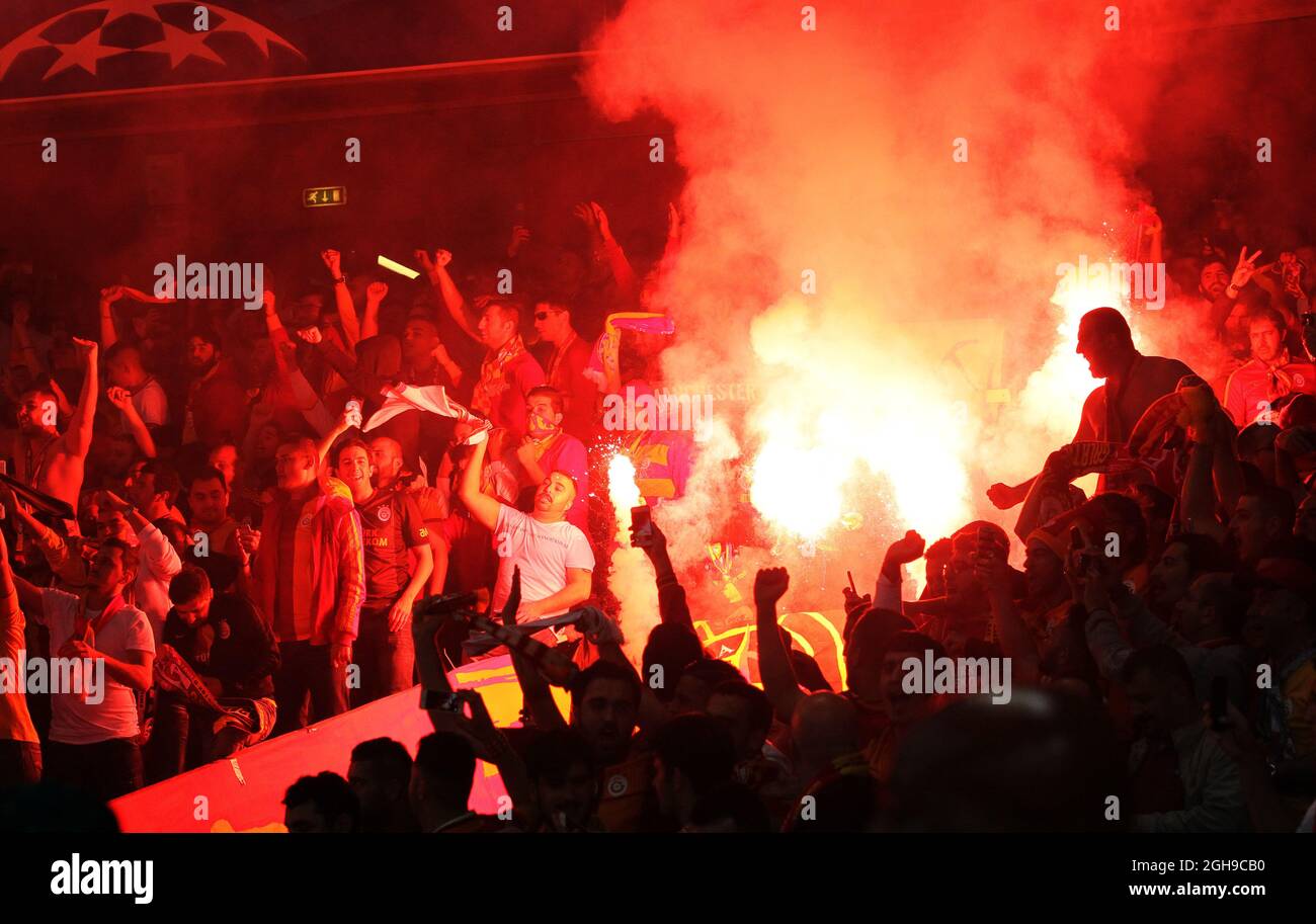 Galatasaray fans stadium hi-res stock photography and images - Alamy
