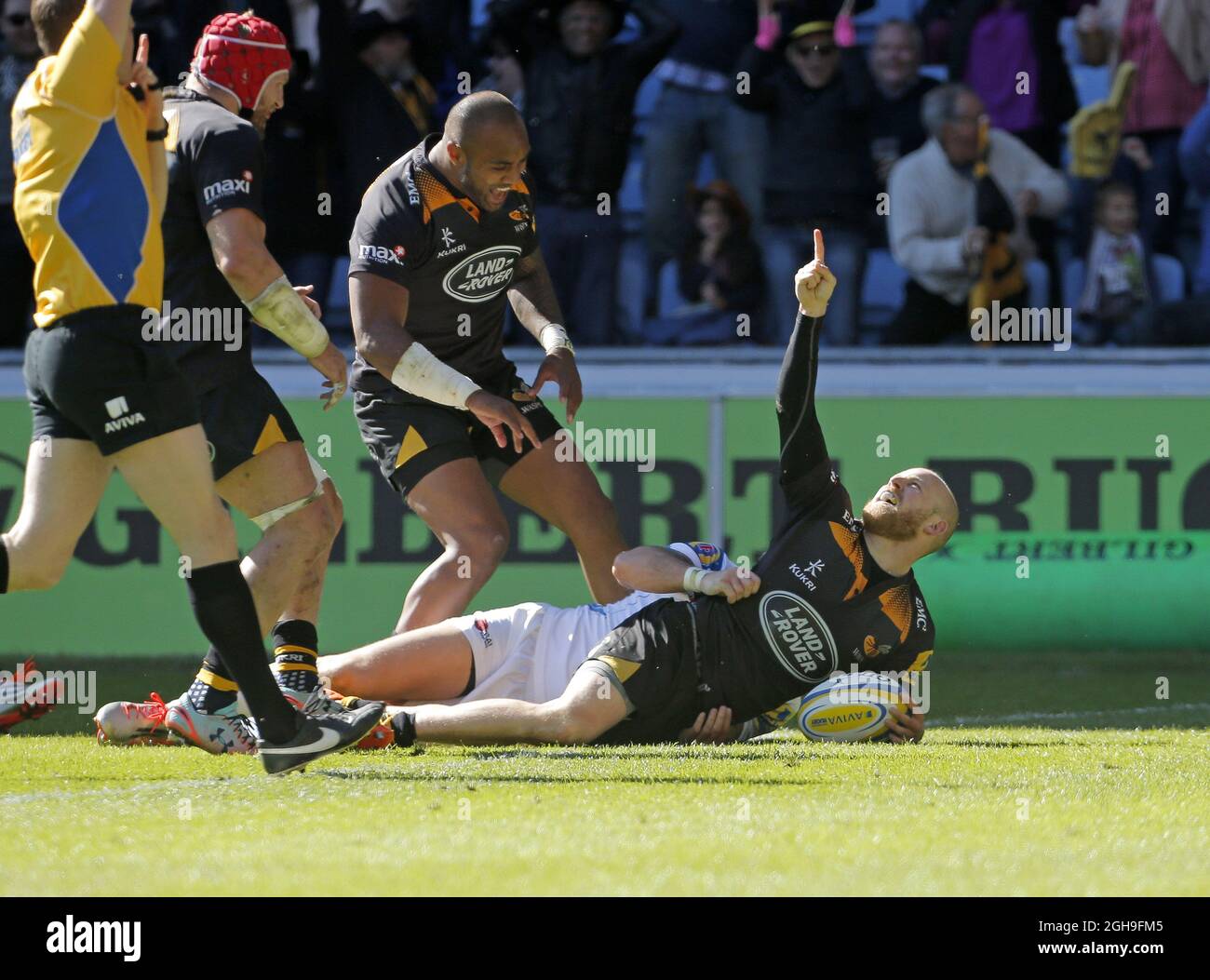 Joe Simpson of Wasps celebrates scoring a late try during the Aviva ...