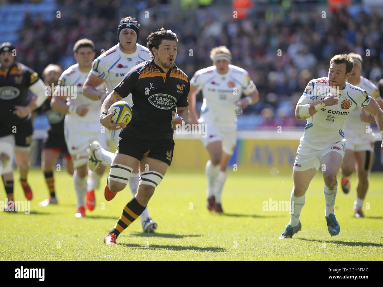 Guy Thompson of Wasps on the attack during the Aviva Premiership Rugby ...