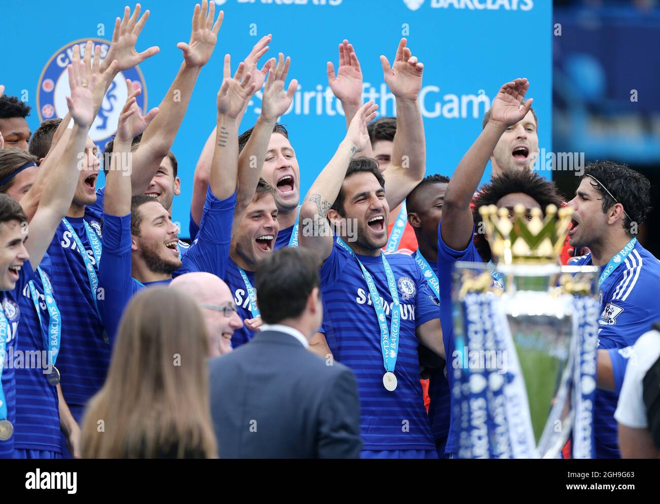 Chelsea players celebrate trophy barclays premier league match stamford ...
