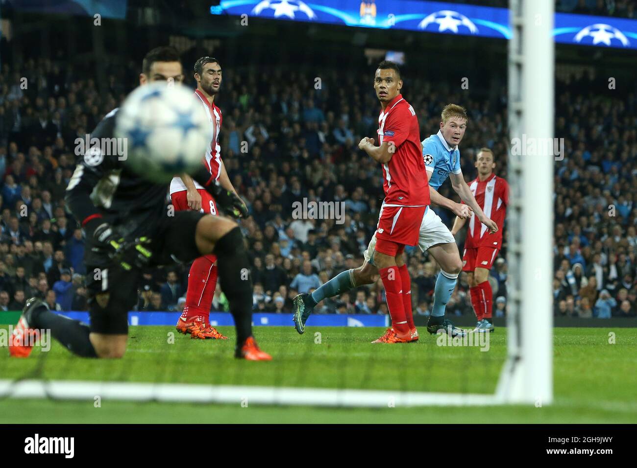 Image #: 40313164 Oct. 21, 2015 - Manchester, United Kingdom - Kevin De ...