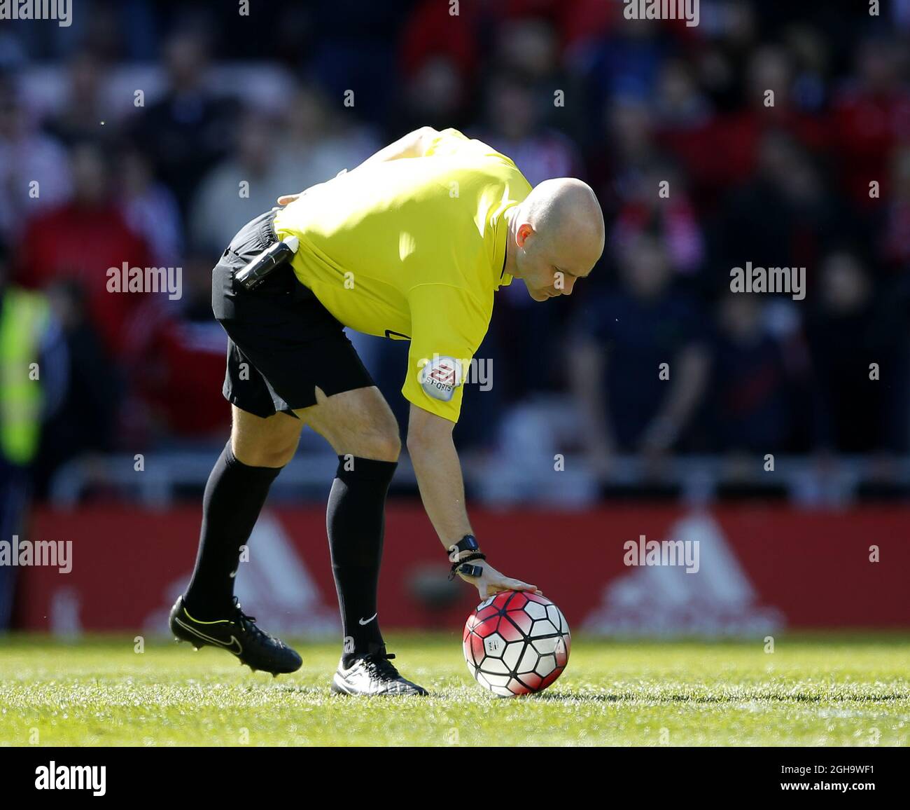 Soccer kick off premier league ball hi-res stock photography and images ...